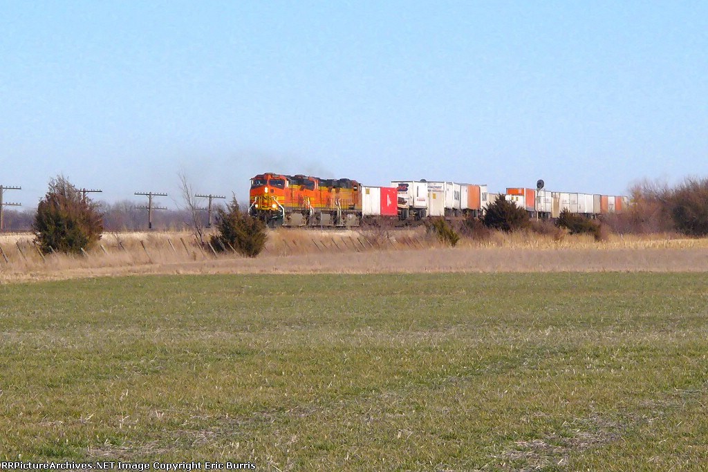 BNSF 4404 westbound